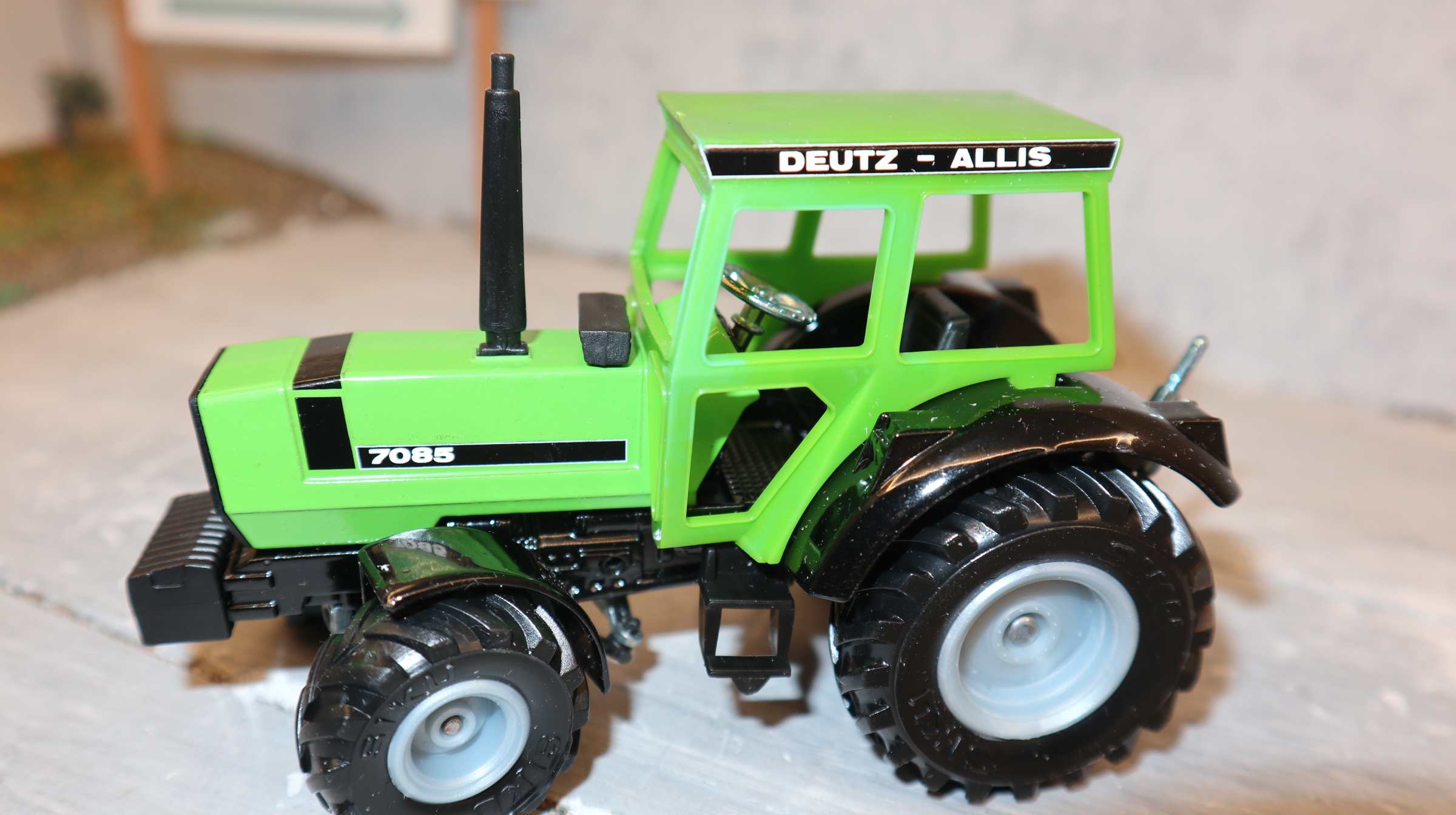 Siku 2850 in 1:32, Deutz-Fahr 7085, Sondermodell USA als DEUTZ-ALLIS